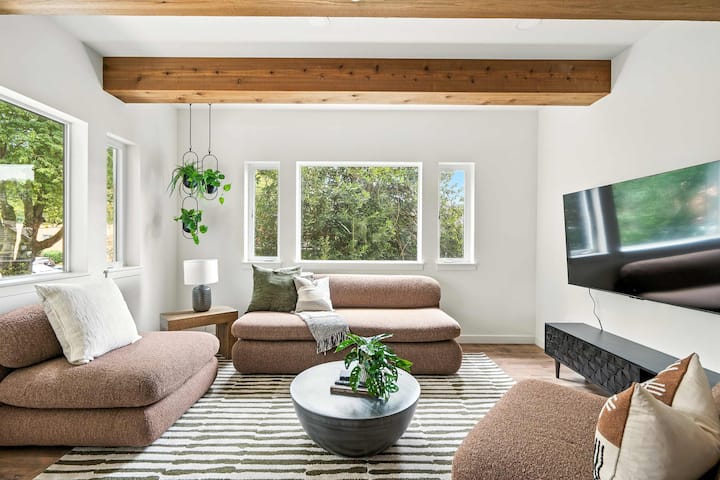 Spanish Revival Escape - Brand New 6br In Heart Of - Happy Valley, OR