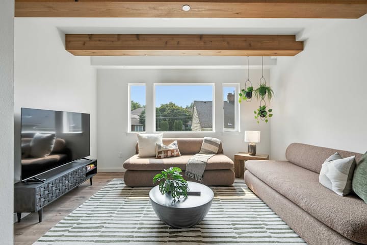 6 Bedroom Casa Adelynn In Kerns - Portland, OR