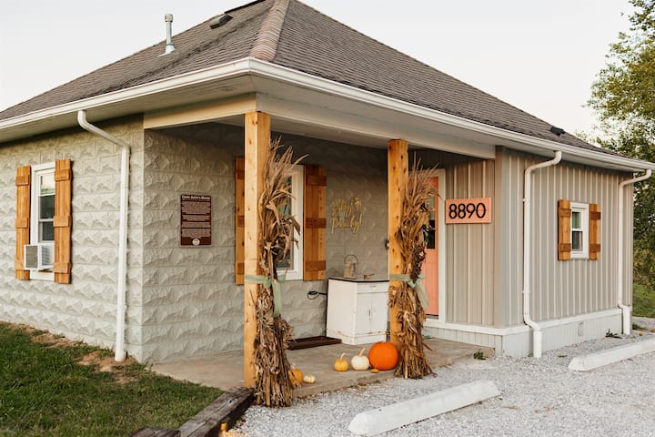 Historic Farm Cottage On 800-acre Orchard - Alto Vineyards, Alto Pass