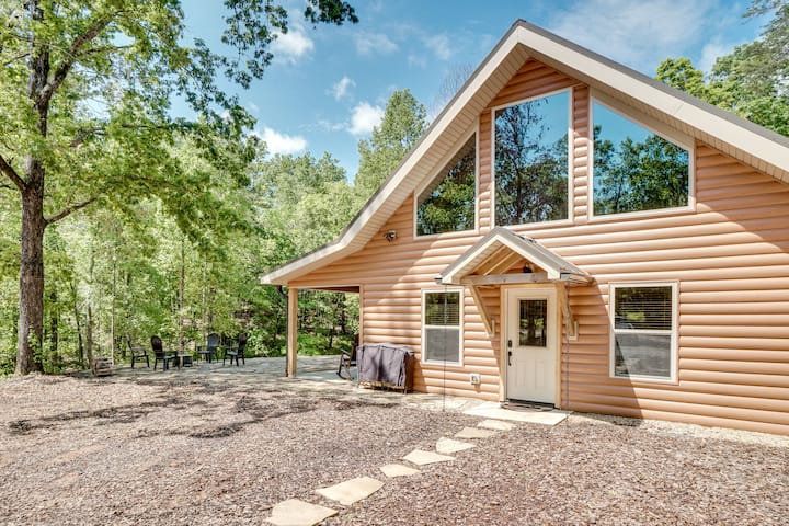 Sip, Hike & Explore: Sleek Retreat In Cleveland! - Cleveland, GA