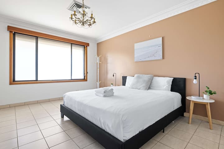 Serene And Spacious King Room - Quiet Yet Central - Liverpool