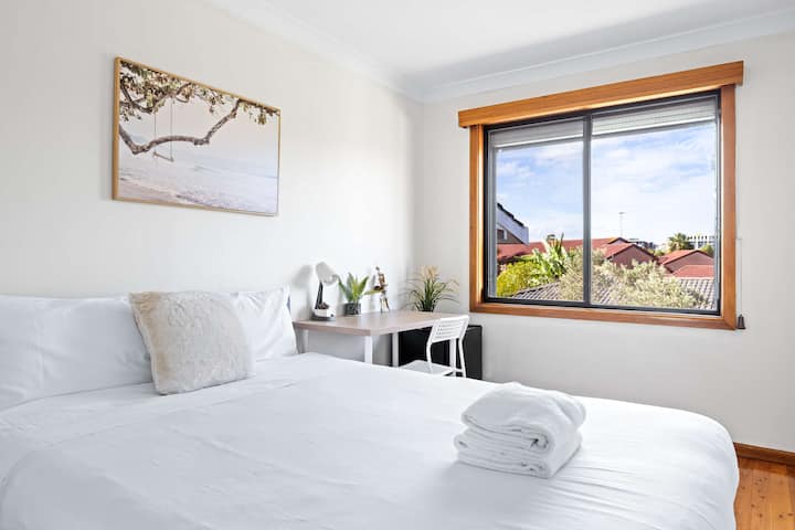 Comfort & Calm - Queen Room On A Quiet Crescent - Liverpool