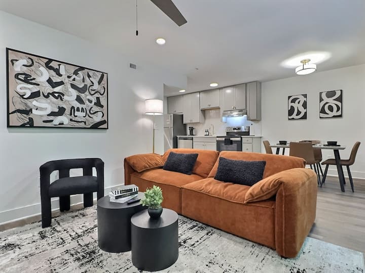 Tranquil Getaway W/ Pool & Extra Large Balcony - Birmingham, AL