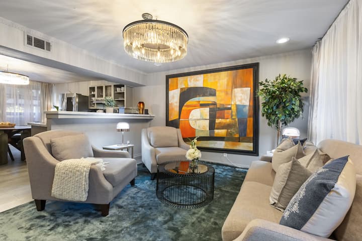 Modern Dallas 2br | Patio, Pool & Secure Parking - Dallas, TX