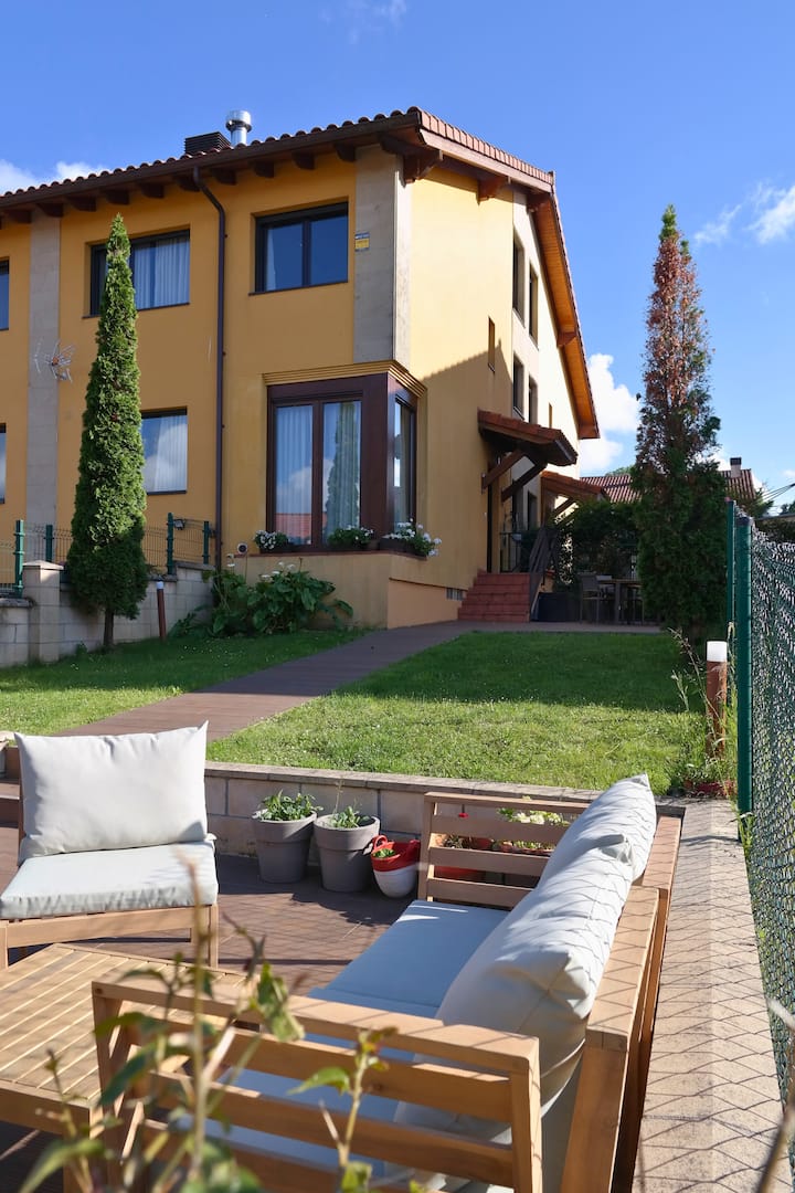 Chalet Con Jardin En Cantabria - Cantabria