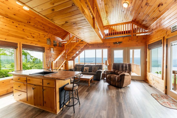 Eagles Nest Cabin – Bluff Views & Hot Tub! - Alabama