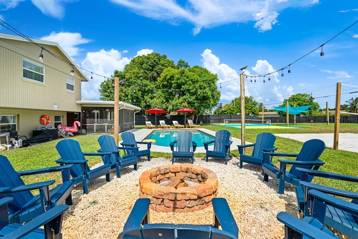 Spacious Yard | Cozy Beach Retreat | Private Pool - West Palm Beach, FL