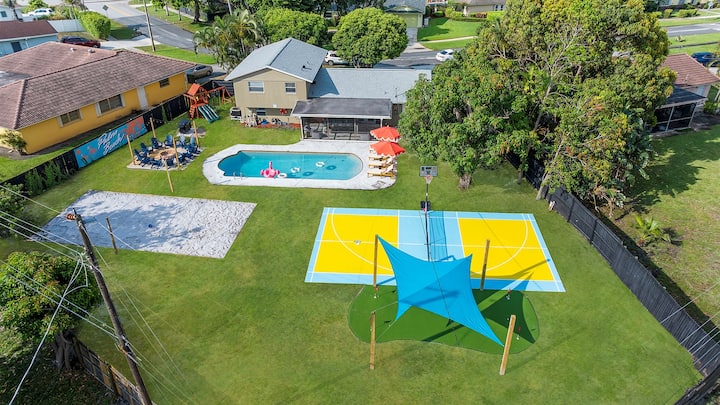 Spacious Beach Retreat | Private Pool | Pickleball - West Palm Beach, FL