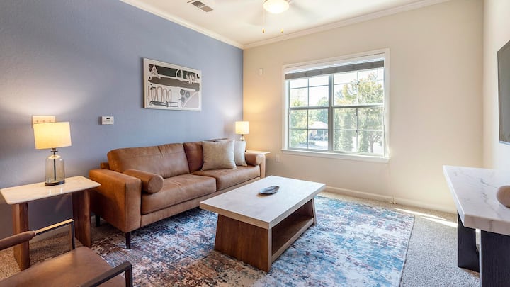 Landing | Beautiful 1bd, Pool, Courtyard - Greenville, SC