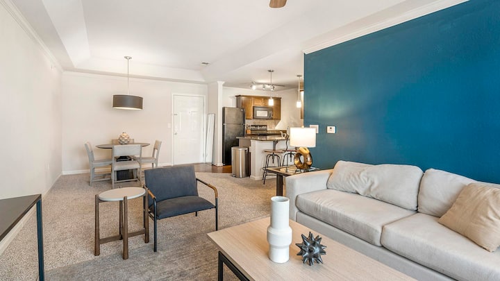 Landing | Beautiful 2bd, Gym, Courtyard - Greenville