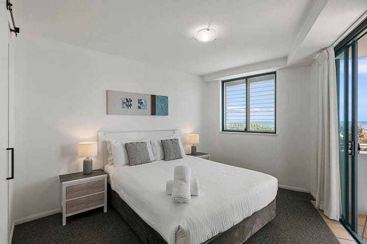 Beachside Two Bedroom Ocean View Apartment - Alexandra Headland