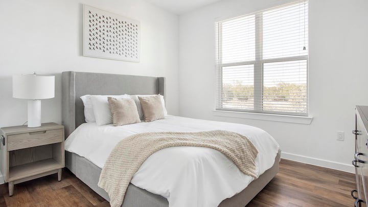Landing | Chic 1bd, Pool, Clubhouse - Lakeway, TX