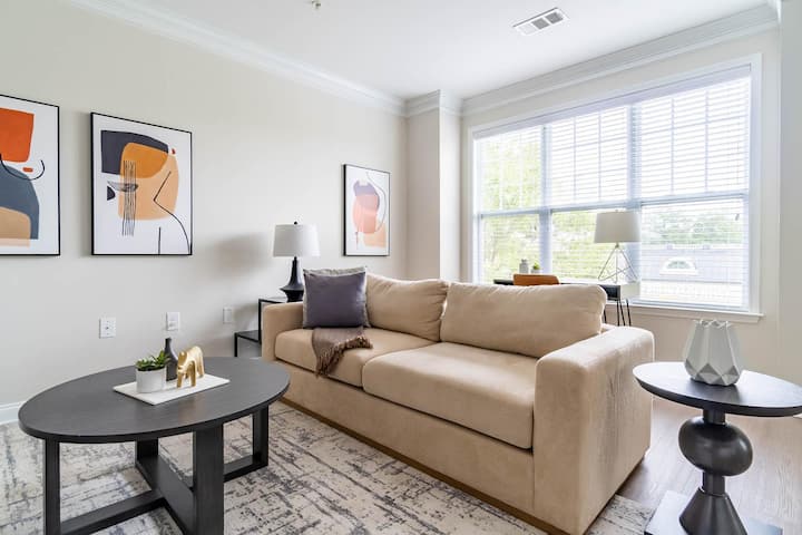 Landing | Stylish 2bd, Gym, Courtyard - Cary, NC