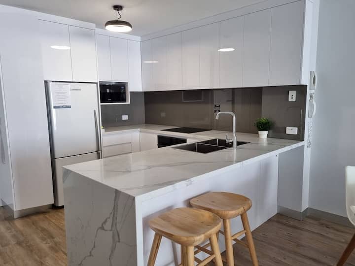 Superior Beachside Two Bedroom Ocean View Rooftop - Alexandra Headland