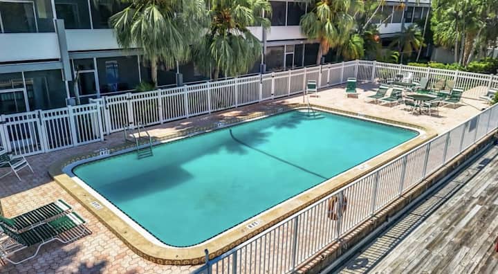 Elegant 1br: Pool Access & Modern Touches - Fort Lauderdale
