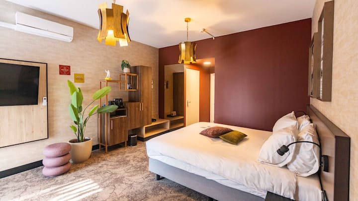 Comfort & Convenience: Game Room & Free Parking - Arnhem