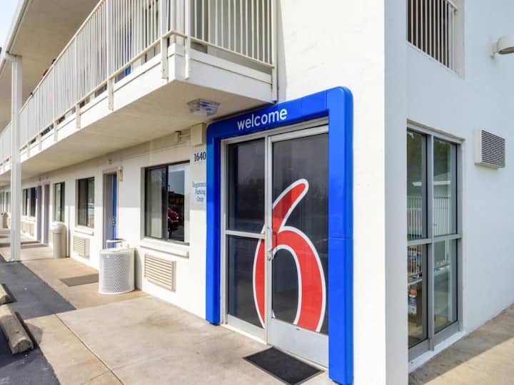 Ms6  Redding Ca|2 Full Beds| Micfridge - Redding, CA