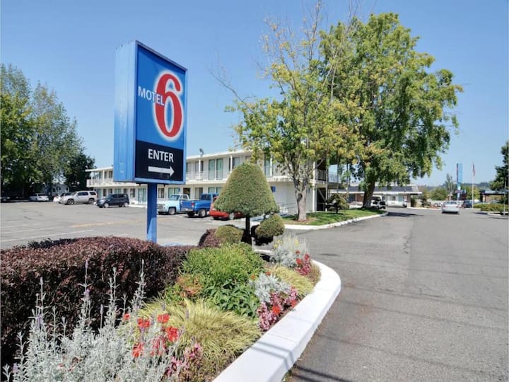 Ms6 Fife|1 Queen Bed|micfridge - Puyallup, WA