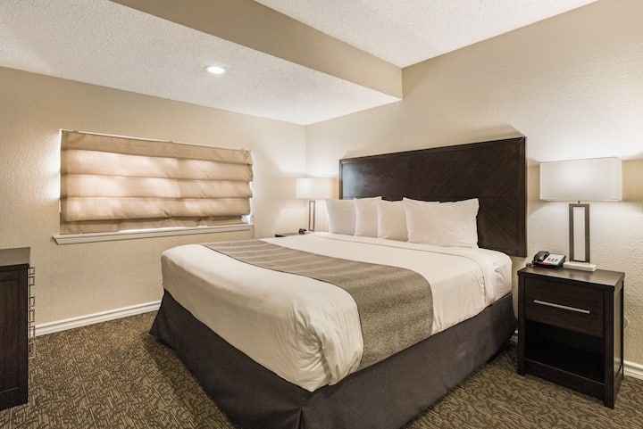 2 Classic Suites – Kitchen, Pool & Pet-friendly - El Paso, TX
