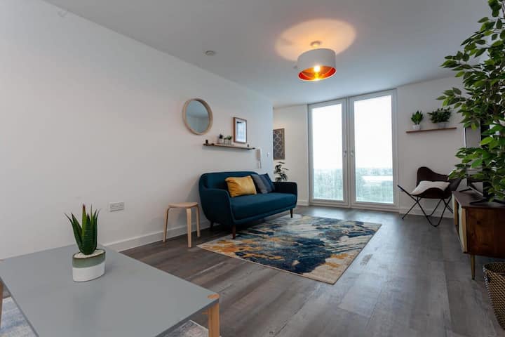 Modern & Spacious 2 Bed Apartment By Old Trafford - Altrincham