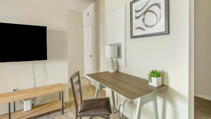 Landing | Beautiful 2bd, Game Room, Pool - South Houston, TX