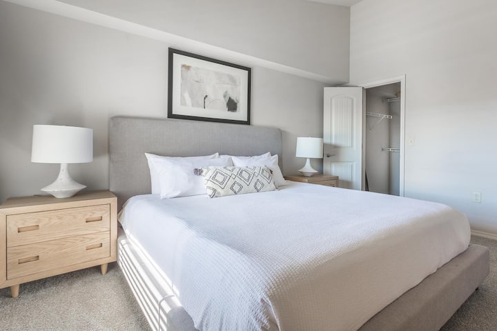 Landing | Chic 2bd, Courtyard, Gym - United States