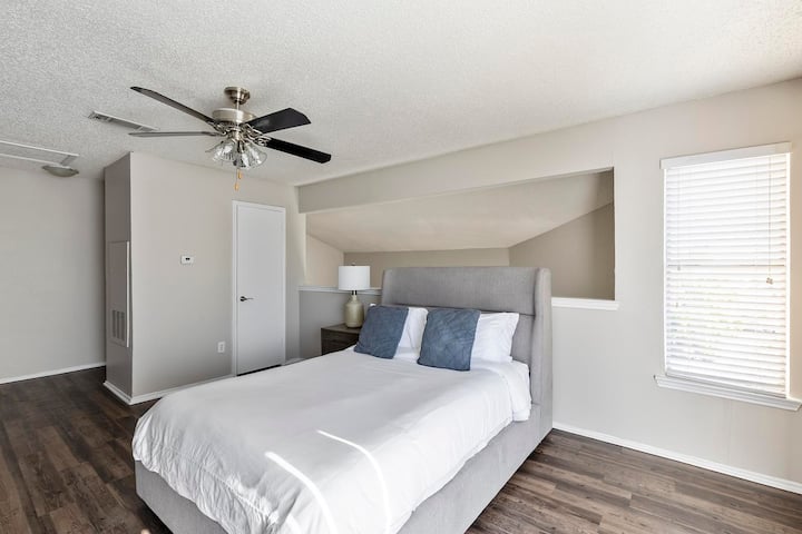 Landing | Beautiful 1bd, Tennis Court, Courtyard - Grand Prairie, TX