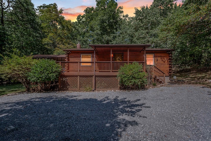 Private W Screened Porch, Deck & Dog-friendly! - Luray, VA