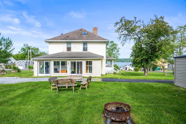 Canandaigua Lake Access | Fire Pit | 5 Bedrooms - Canandaigua, NY