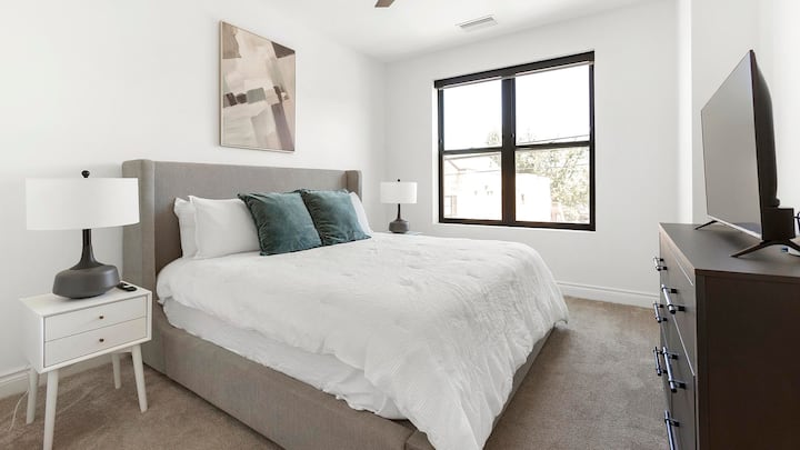 Landing | Spectacular 2bd, Gym - Cleveland, OH
