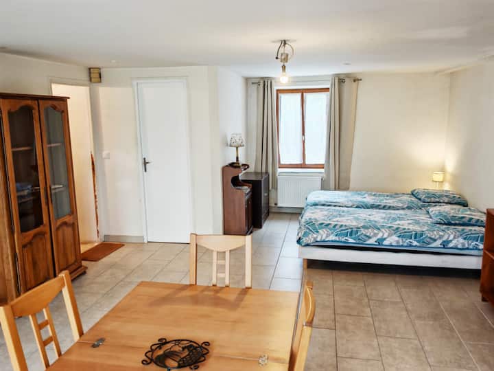Grand Studio Traversant En Rez-de-jardin - Étampes