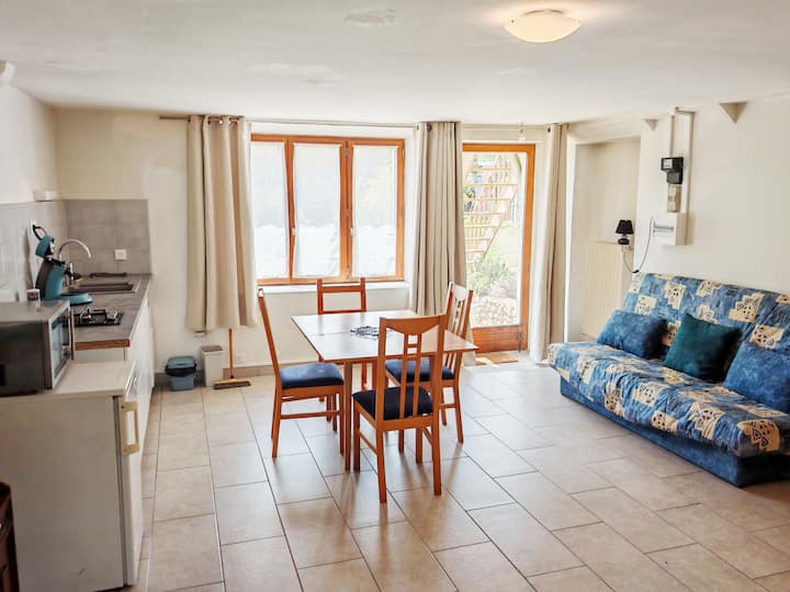 Grand Studio Traversant En Rez-de-jardin - Étampes
