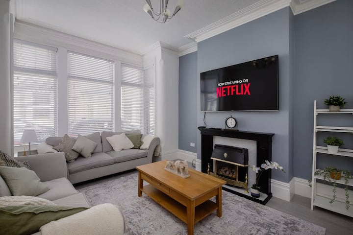 Free Parking | Near Beach | Pets Ok | Sleeps 5 - Blackpool