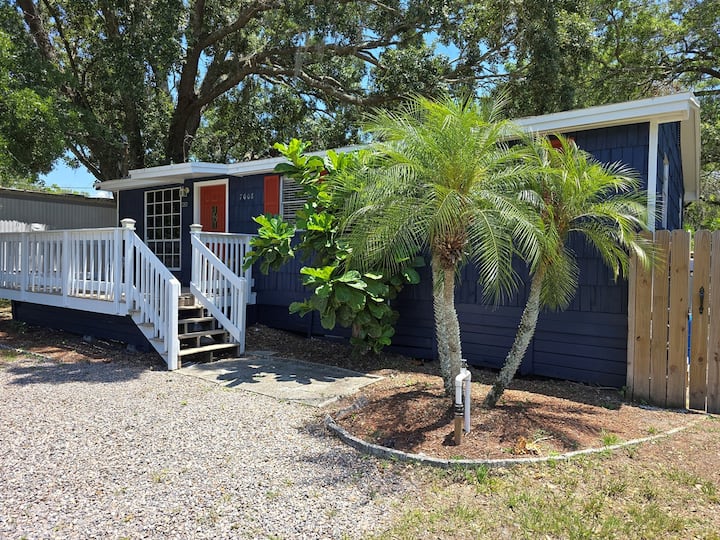 2/1 Cottage,sleeps 5 (Max 4 Adults)new Port Richey - New Port Richey, FL