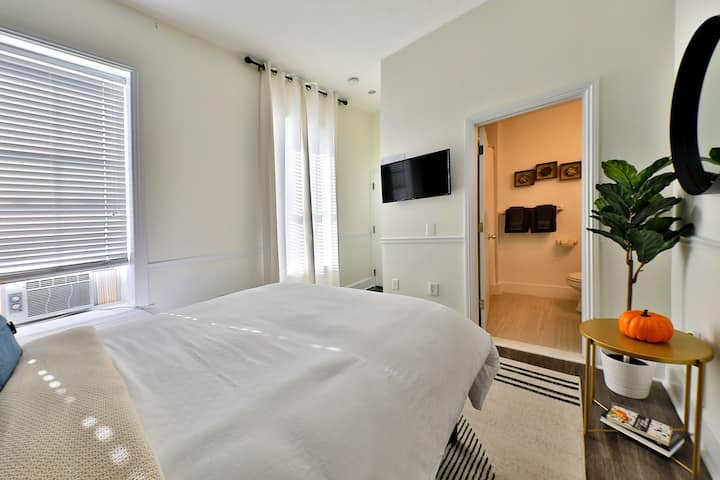 Stylish South End Studio - South End - Boston