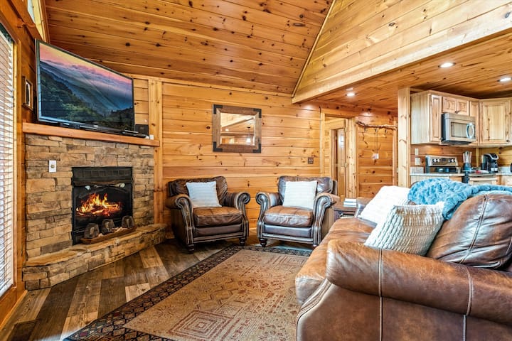 Large Winter Cabin Near Gatlinburg | Hot Tub, Game - Gatlinburg, TN