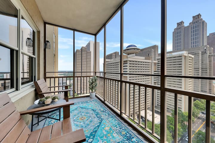 Quiet Condo Near Aquarium W/ Workspace - Atlanta, GA