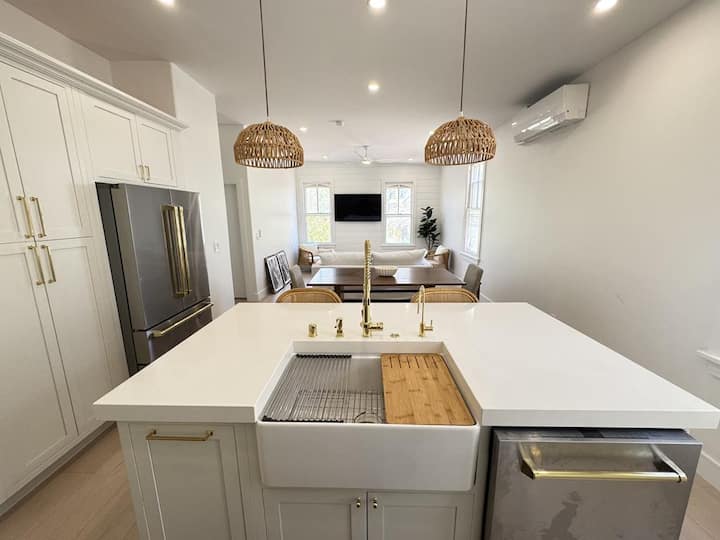 2br Condo Above Washington Street Mall | Sleeps 4 - Cape May, NJ