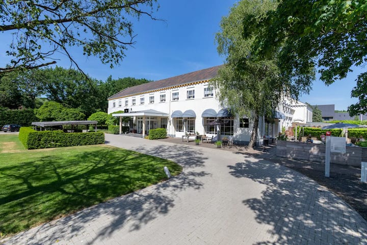 Serene Escape Near Nature Trails & Local Hotspots - Roosendaal