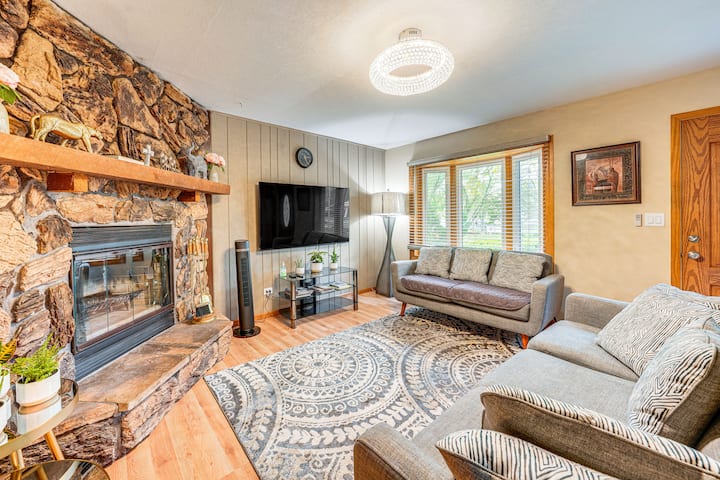 8 Mi To Nature Center: Streamwood Gem W/ Yard! - Bartlett, IL