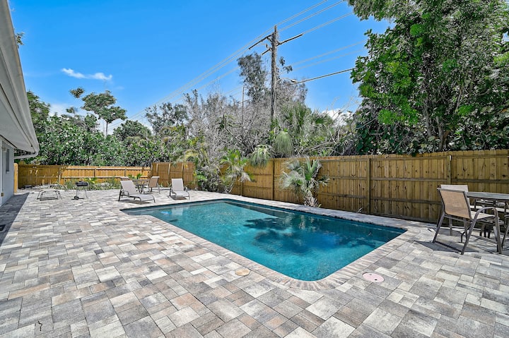 611 Venice Ln - Siesta Key, FL