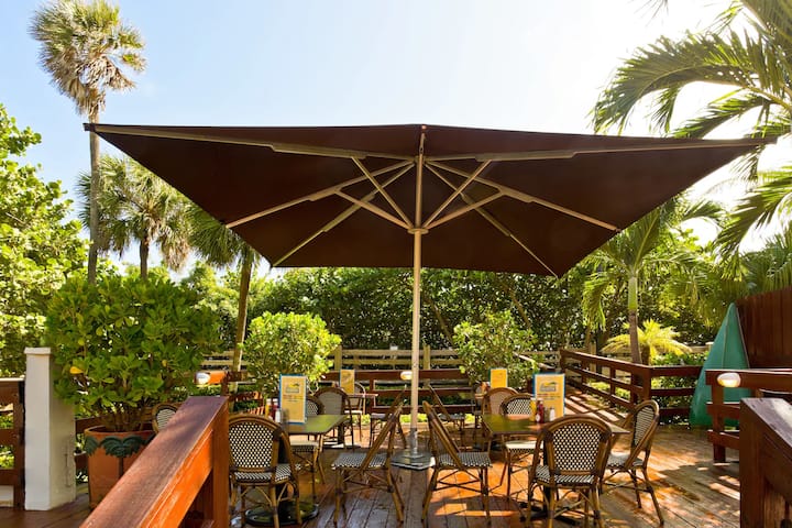 2 Elegant Beach Rooms Near Miami Beach Boardwalk - Miami Beach, FL