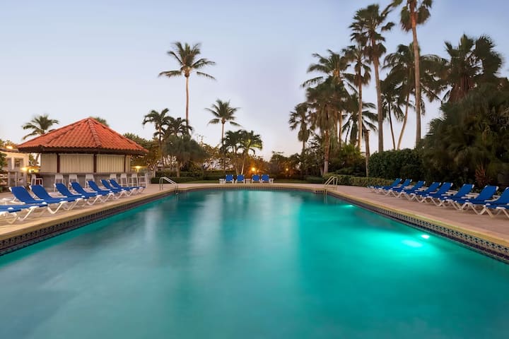 Beach & Boardwalk Stay | 3 Family-friendly Rooms - Miami Beach