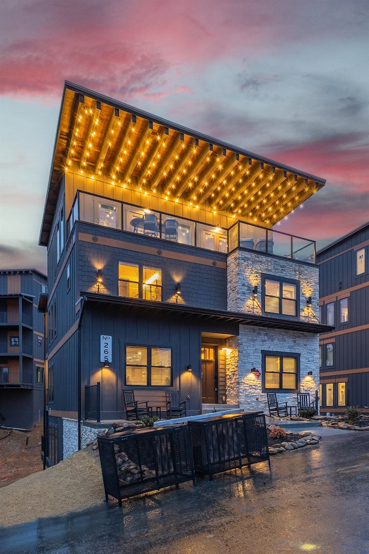 Pool • Hot Tub • Rooftop • Theater • Waterpark - Sevierville, TN