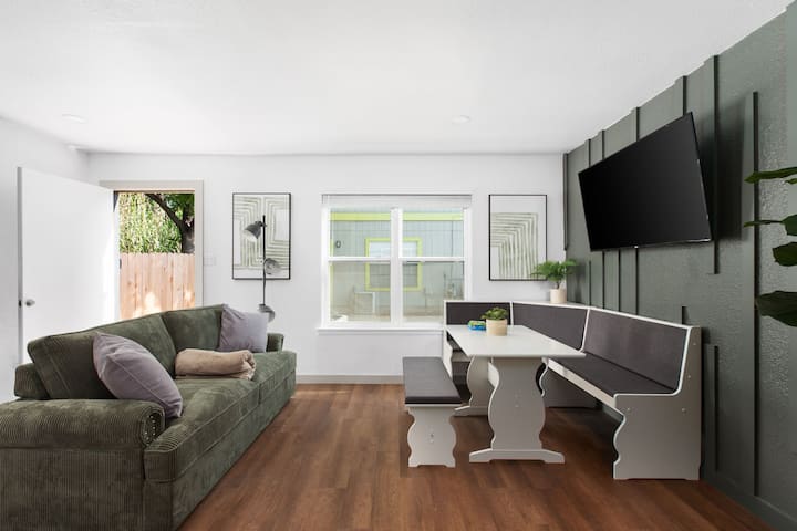 Chic 2br Escape Sleeps 8  W Private Patio - Austin