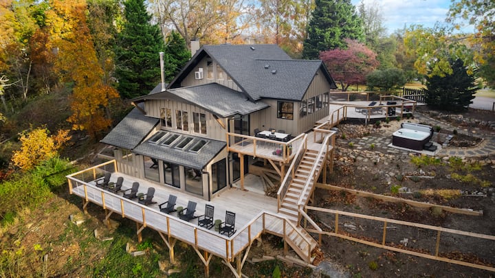 Hygge River House • Hot Tub, Fire Pit, River Views - Strasburg, VA