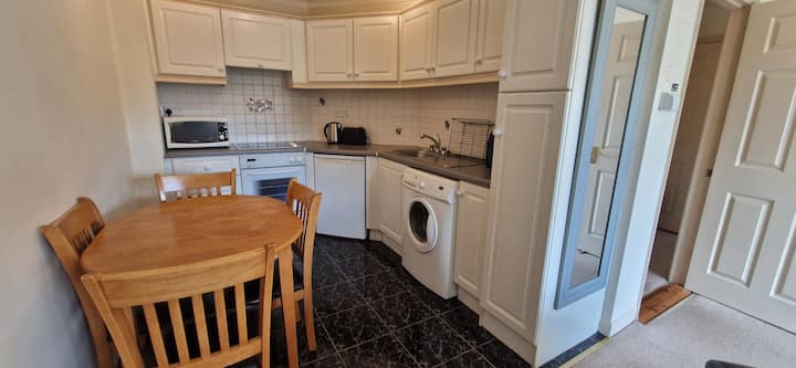 Tidy, Spacious & Quiet 2bd On Edge Of Cork City - Cork