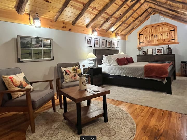 Rustic Charm Meets Modern Comfort In Barn Loft Esc - Leesburg, VA