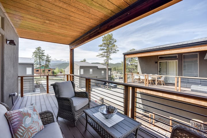 Dtwn Woodland Park Townhome W/ Covered Deck - Woodland Park, CO