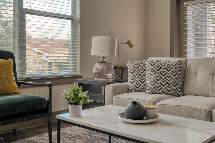 Landing | Chic 2bd, Gym, Clubhouse - The Woodlands, TX